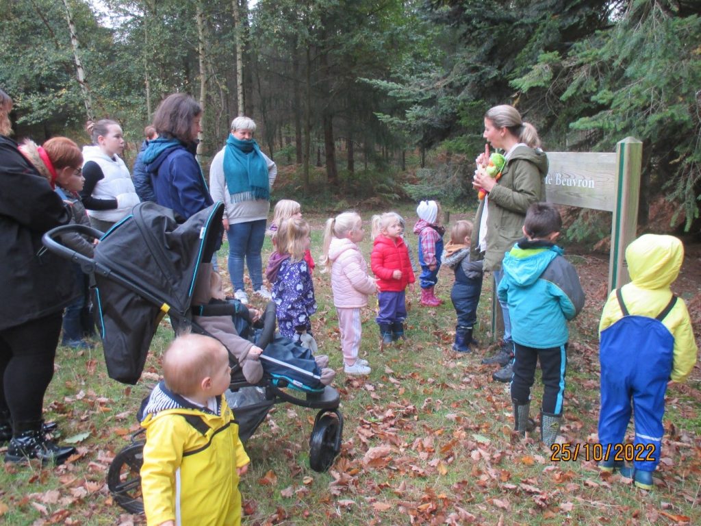 Jeu libre en forêt #1 partagé avec le RPE 123 soleil – Défi Nounou Nature